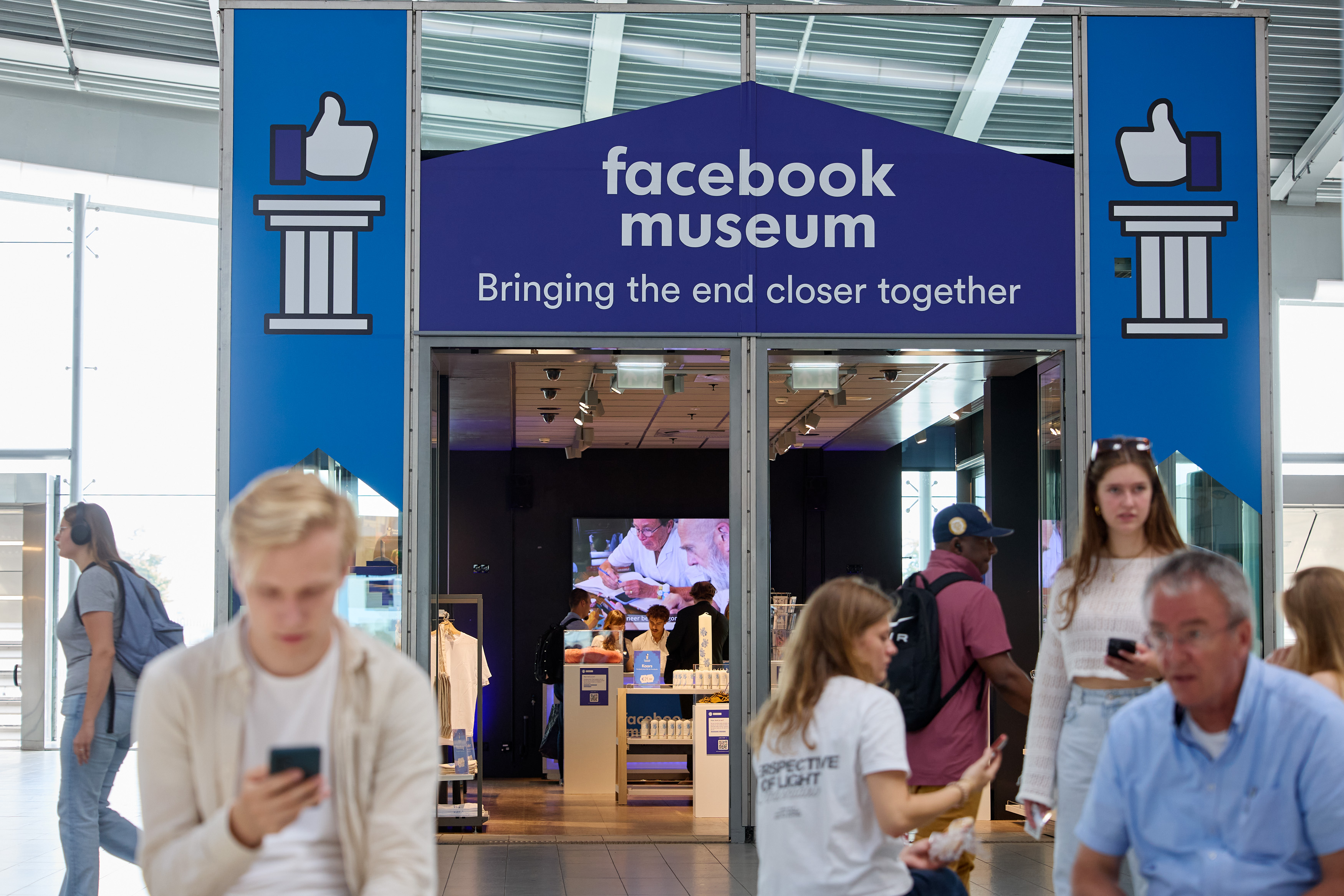 Facebook: bringing the end closer together - Le Guess Who?